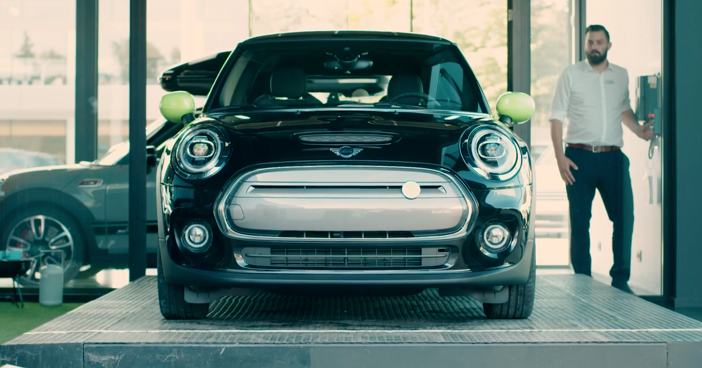 Deloitte intègre la MINI Electric à son parc dans le but de réaliser ...