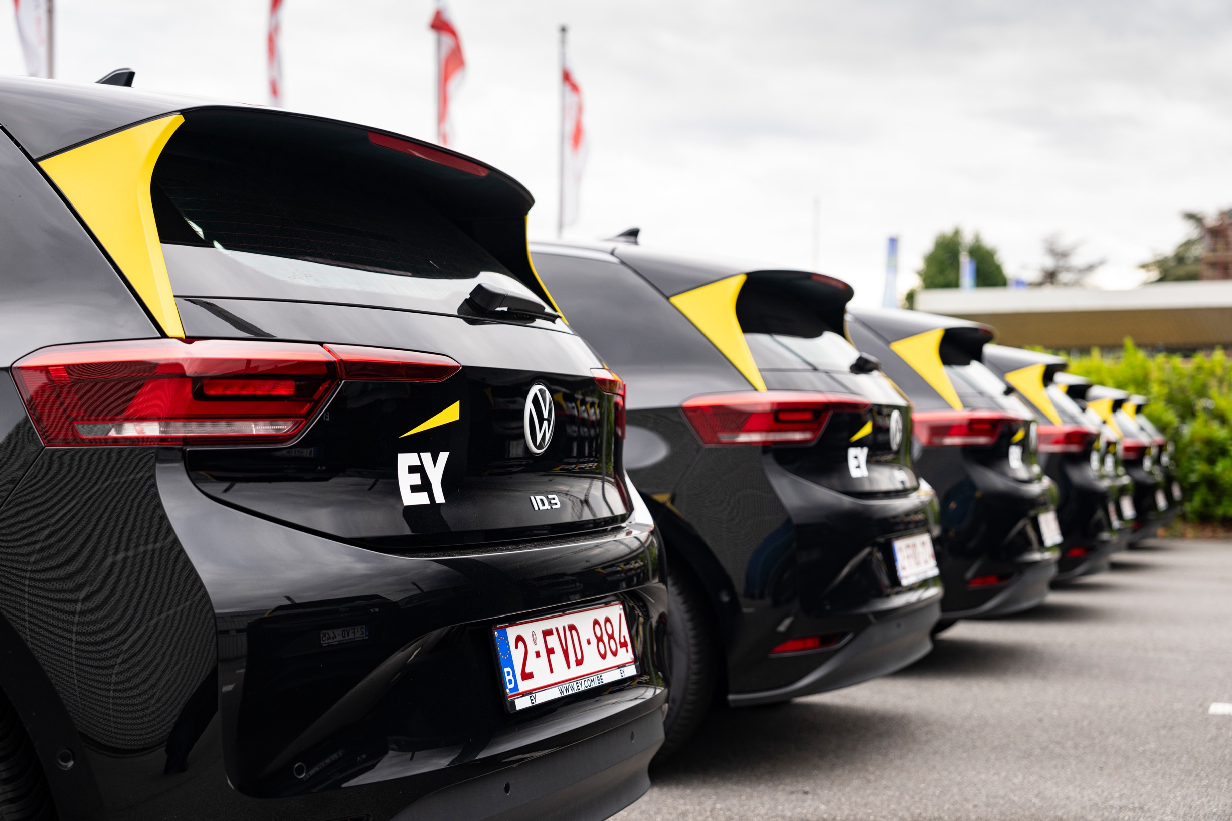 300 nouveaux collaborateurs d'EY ont reçu leur Volkswagen ID.3 - link2fleet